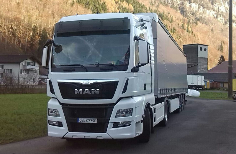 Fuhrpark mit modernen Mercedes LKW Atego und Actros